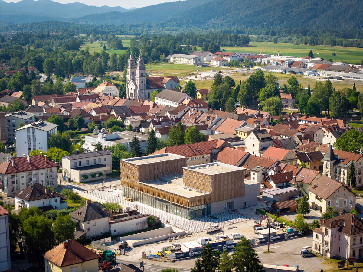 NAMERA O SKLENITVI NEPOSREDNE POGODBE ZA ODDAJO STVARNEGA PREMOŽENJA V ...
